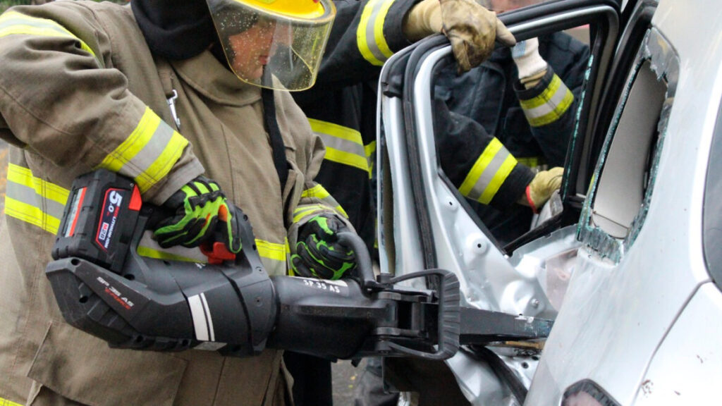 Bomberos en Montelíbano reciben equipos para maniobras de extracción ...