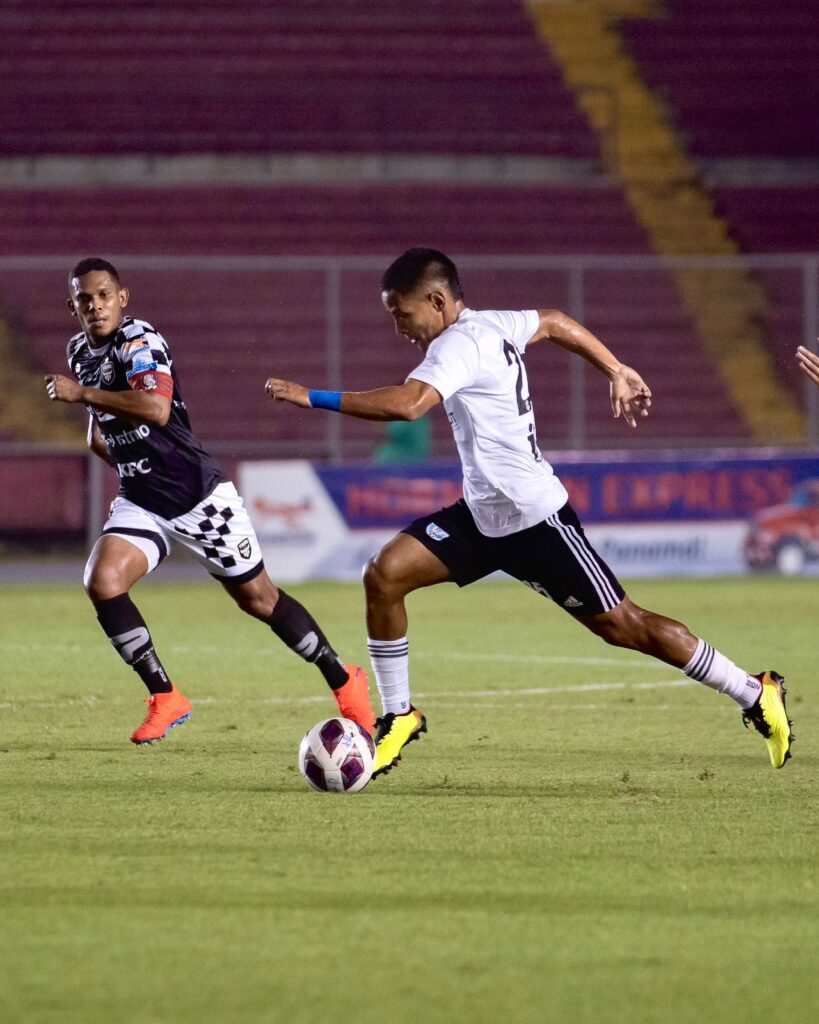 El monteriano Romario Rodríguez sigue con su romance con la red en la ...